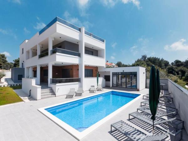 Villa With Swimming Pool And Sea View - Ližnjan