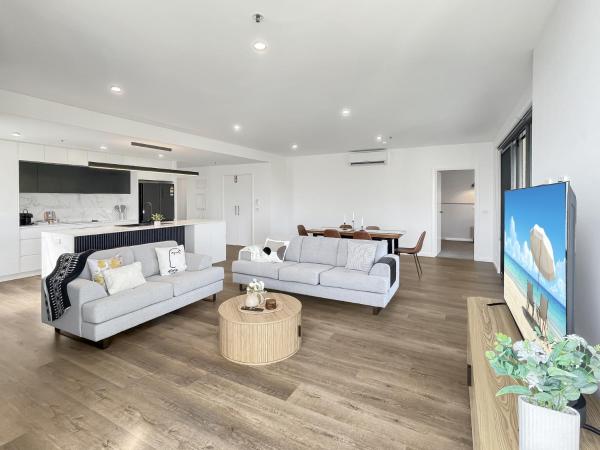 Modern 3-bedroom Golfside Apartment With Balcony - Batemans Bay