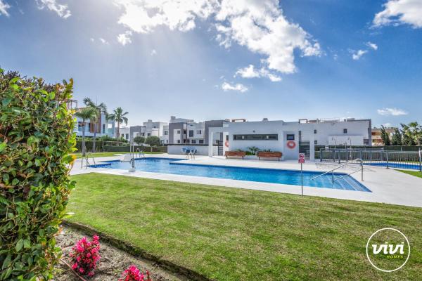 Vivi Homes - Sublime Close To The Beach, Garden, Pool & Hot Tub - Estepona