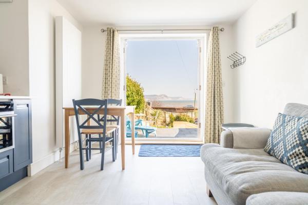 Stunning Little House, 2 Mins From Lyme Regis Beach With A Sea View To Die For. Sleeps 2, Free Parking, Small Dog Welcome. - Lyme Regis