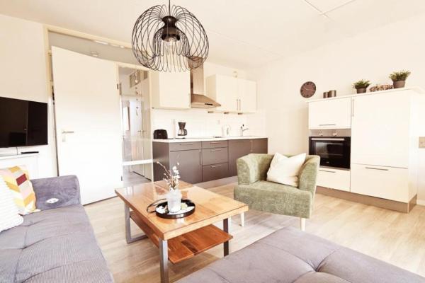 Urlaubsbrise 52 Ameland - Schön Eingerichtete Wohnung Für Bis Zu 5 Personen - Balkon Nach Süden Ausgerichtet Mit Schönem Blick In Den Innengarten - Ameland