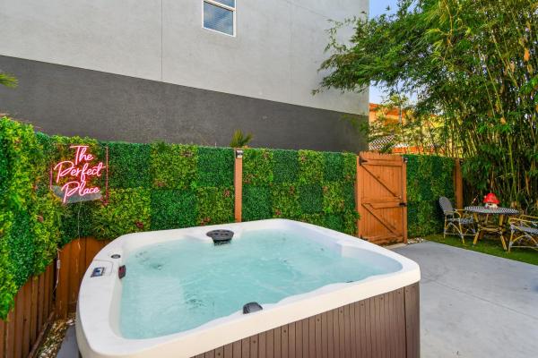 Designer Sun Filled Condo - Walk To Town - St. Petersburg, FL
