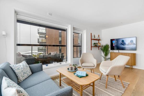 Modern Escape I Great Location I Balcony View - 트롬쇠