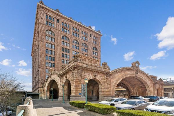 Placemakr Downtown Pittsburgh At The Pennsylvanian - Pittsburgh, PA