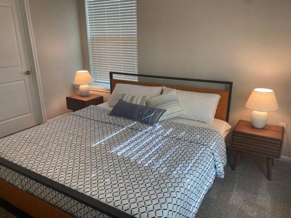 Spring Modern Long-term King Bed Fully Equipped - Houston George Bush Airport (IAH)