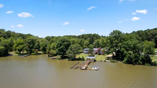 Luxury 4-acre Lakefront Getaway-hot Tub, Private Dock, Paddleboards, Pool Table & Karaoke! - Great Falls, SC