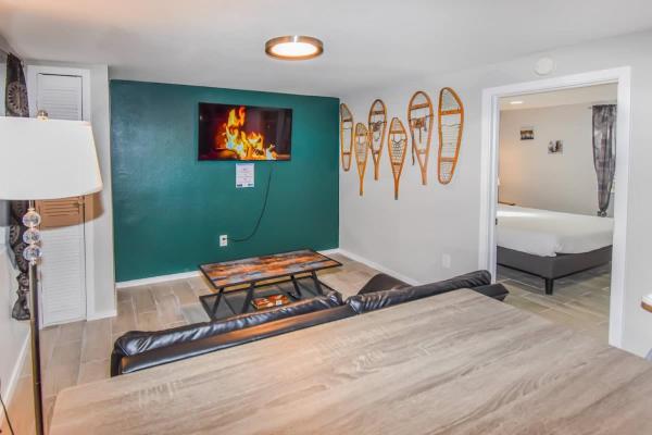 Cozy Two Bedroom Basement Unit Near Light Rail - Englewood, CO