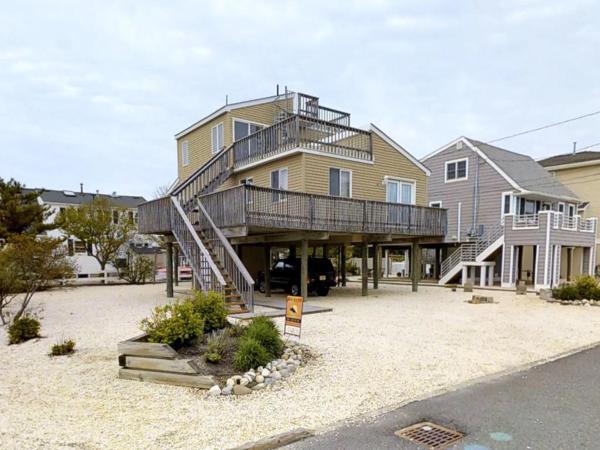Bay Block, Wifi, Deck, Outdoor Shower, Beach Badges, Bay Views, Bay Side Raised Ranch With Bay Views In Peahala Park 14019 - Beach Haven, NJ