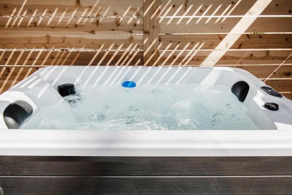 Modern Lux King Suite, Cozy Hot Tub & Central Omaha! - Omaha, NE