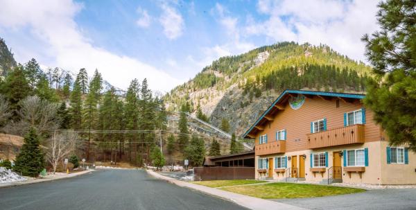 Luxe Bavarian Retreat - In Town With Hot Tub - Leavenworth, WA