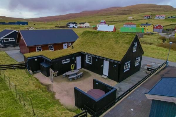 Ro Turfroof Cottage With Hot Tub In Cozy Skalavik - Faroe Islands