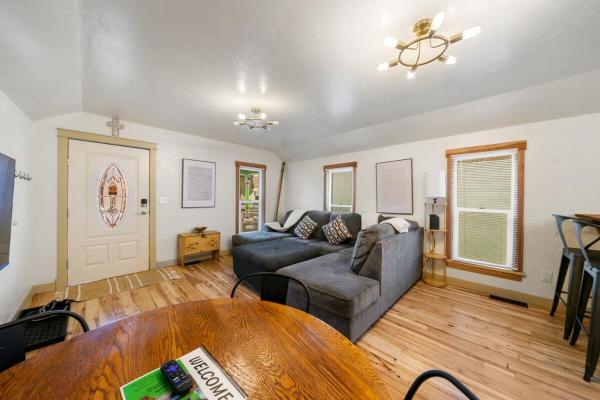 Casa Verde Near Downtown - 3br - 4beds Pueblo - Pueblo, CO
