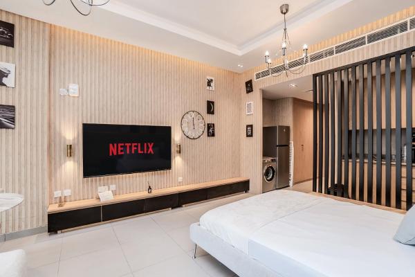 Studio Apartment With Balcony - Infinity View - Charjah