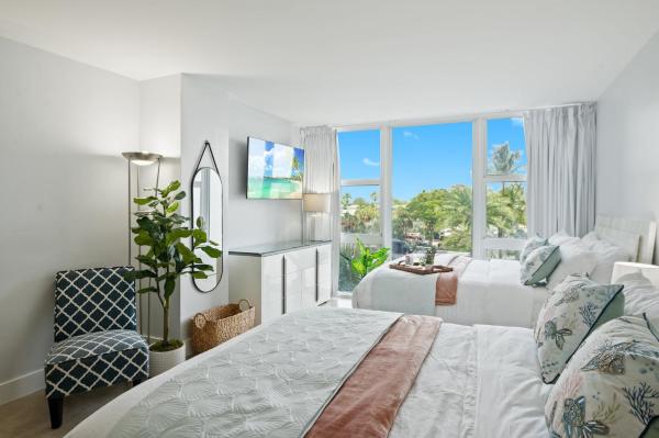 Beach Front 2 Bed Condo - Pool & Tiki Bar - Floride