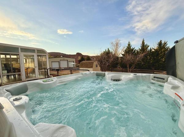 Home Near Zion With Private Hot Tub Sleeps 10 - Kanab, UT