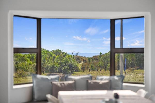 Sandbanks - Papamoa Beachfront Holiday Home - Te Puke