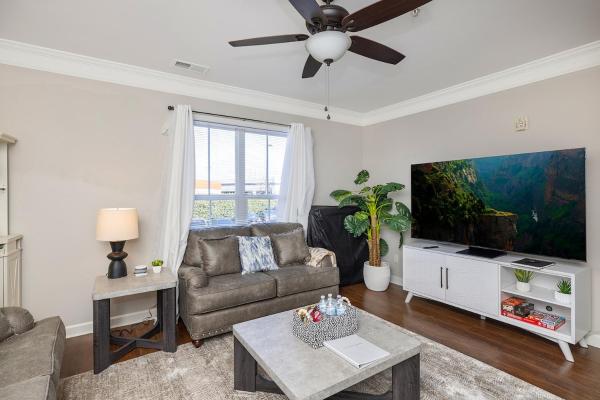 King And Queen Beds With A Gourmet Kitchen - Charlotte