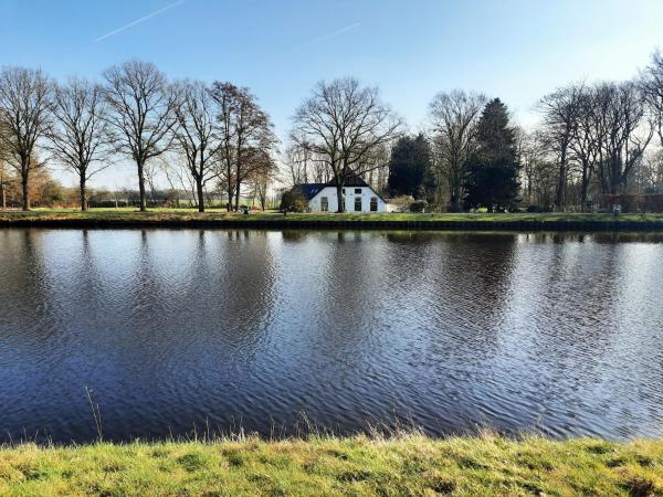 Vakantieverblijf Aan De Vaart - アッセン