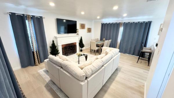 Newly Renovated, Warm Home With 4 Bedrooms, 14 Miles From Disney - Montebello
