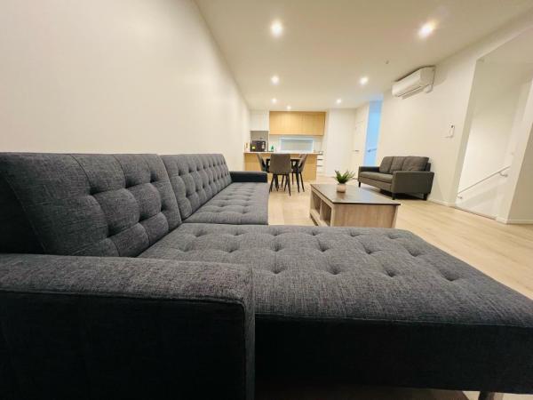 Lower Hutt Central Brand New 3 Bedroom 2 Bath Spacious House Balcony Private Garage - Lower Hutt