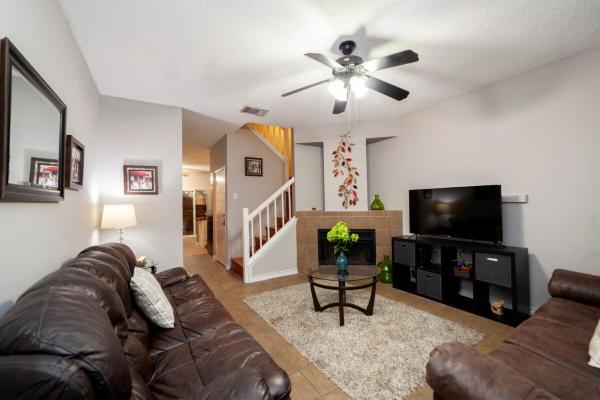 Comfort And Style In This Two Bedroom Townhouse - Canyon Springs - San Antonio