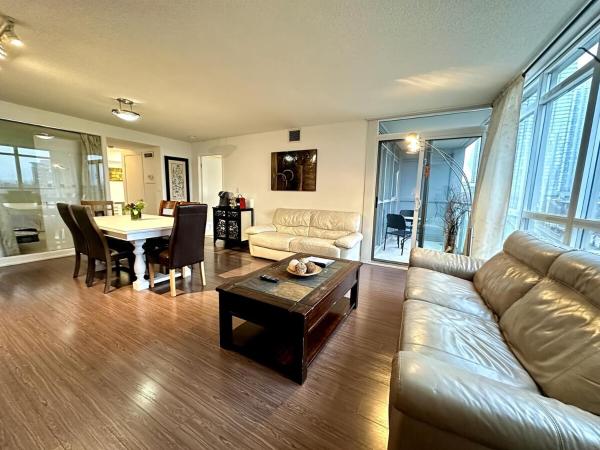Spacious 2bdrms & 2baths With 3 Real Beds - Toronto
