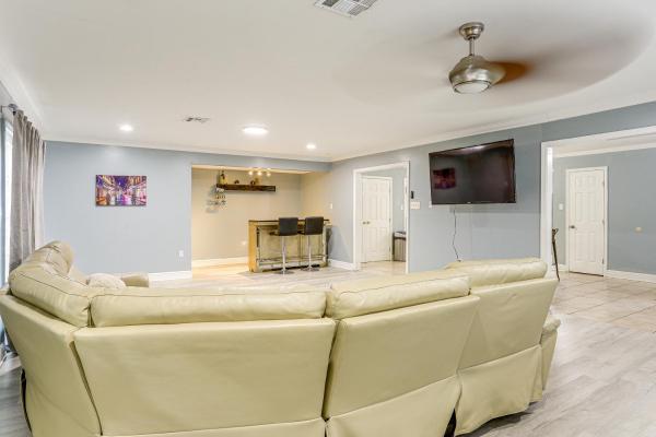 Fenced Backyard Spacious New Orleans Home! - Chalmette, LA