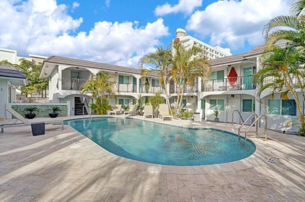 Bright Beachside Getaway Apt 7 - Fort Lauderdale, FL