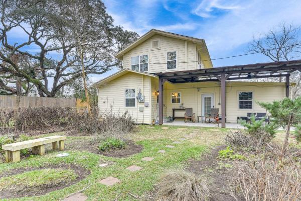 Bbq-ready Yard, Fire Pit Peaceful Home - League City, TX