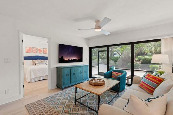 Exquisite Luxury First Floor Condo - Easy Walk To Amenities - Naples, FL