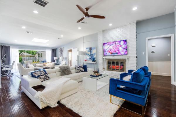 Modern Home With A Firepit, Heated Pool & Spa - Dallas, TX