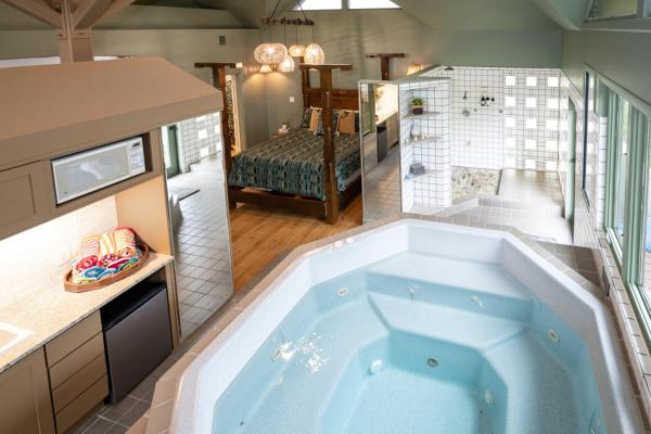 Downtown Bryan Treehouse Hot Tub And Peaceful Escape - College Station, TX