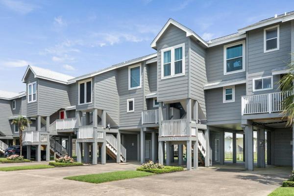 Walk To The Sand! Ocean-view Galveston Townhome - Galveston Island, TX