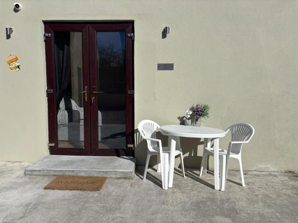 Private Detached Small Bedroom And Bathroom Only- This Is Not An Apartment- No Clothes Storage Or Cooking Facilities - Cavan