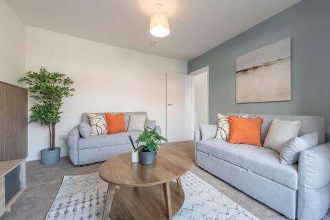 Large 3 Bedroom Home With Parking - Close To Leeds City And Amenities - Perfect For Long Stays - Leeds