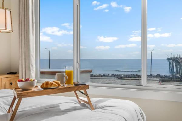 Ocean Breeze Oasis Oceanfront Condo Pool & Elevator - Freeman Park, NC