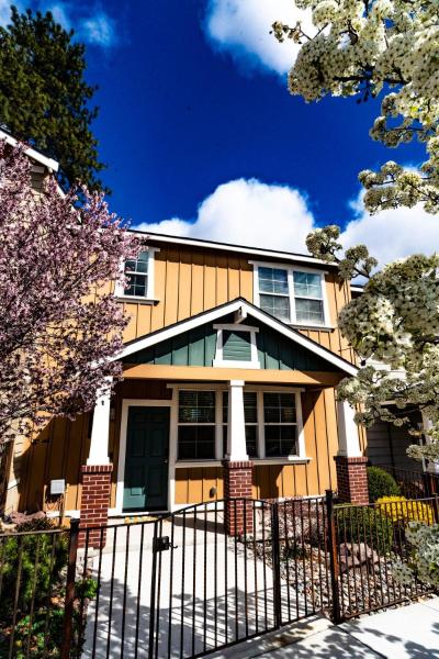 Eat-sleep-stroll-repeat! Walkable Midtown 2br Home - Sparks, NV