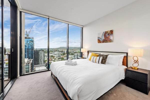 Sunset Views With Best Location, King Bed, Pool, Gym - Oxley