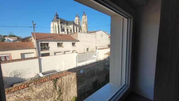 En Face De La Basilique De Saint Nicolas-de-port - Lorraine
