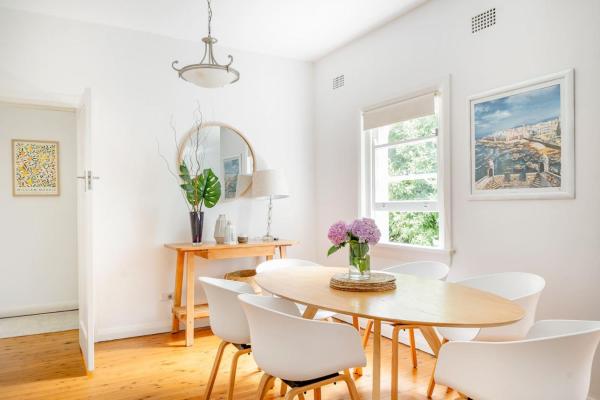 Art Deco Garden Apartment House Like Proportions - Collaroy