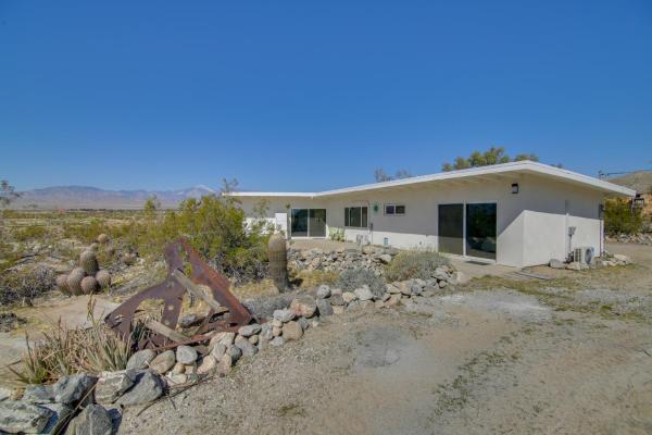 Delightful Desert Home 5mi To Natural Hot Springs - California