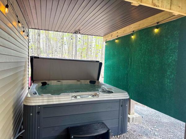 Grand Woodland Retreat - Hot Tub - Game Room - Moscow, PA