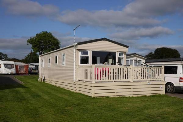 Caravan With Decking At Ashbourne Heights Holiday Park Ref 66025tv - Derbyshire