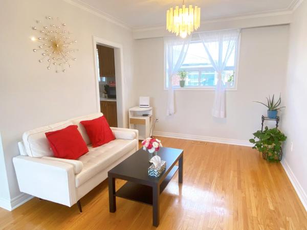 Sunny House - Main Floor, Free Parking, In Toronto - Vaughan
