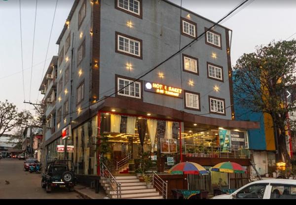 Hotel Saket !! Couple Friendly Family Hotel !! - Pachmarhi