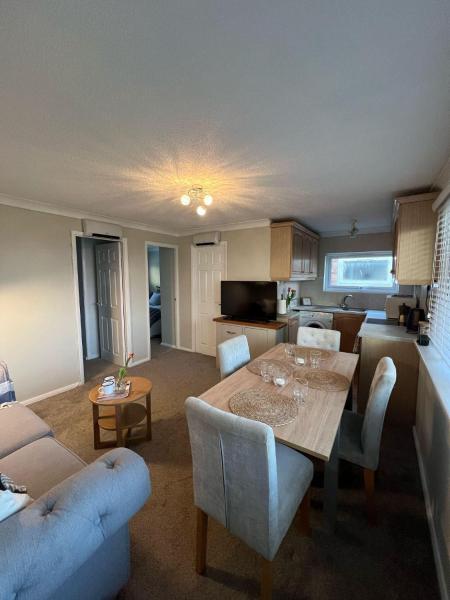 Beach Chalet - 2 Bedrooms - 4 Guests - Parking - Hemsby