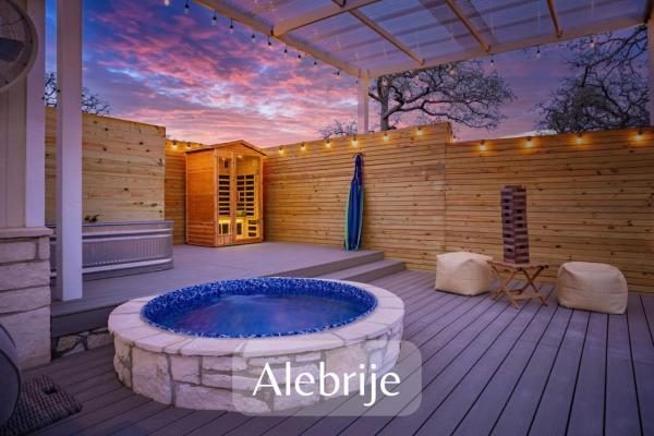 Secluded Luxury Couples Cabin Sauna Pool - Wimberley, TX