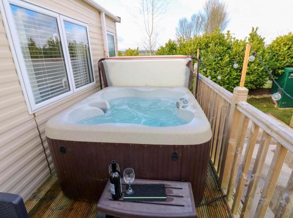 A & C Lodge Plot 41 - Hot Tub - 1 Double Bedroom- 1 Twin Room 2 Bathrooms 4 Pm Check In No Commercial Vans - Plot 41 Check In 4 Pm 41 Pet Friendly - 노섬벌랜드