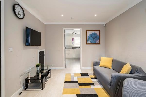 Superb 3 Bed Home Away From Home In Glasgow, Just Off M8 With Free Parking - Glasgow