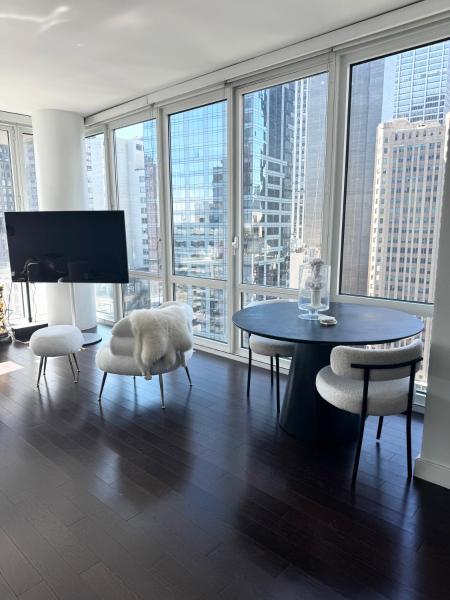 Chic Skyline 1br Retreat - New York